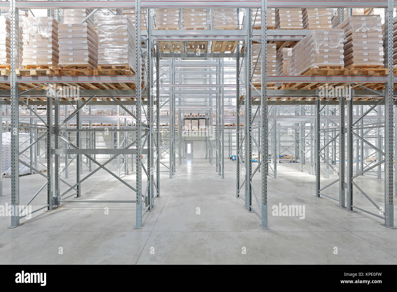 Logistics storage warehouse racking hi-res stock photography and images ...