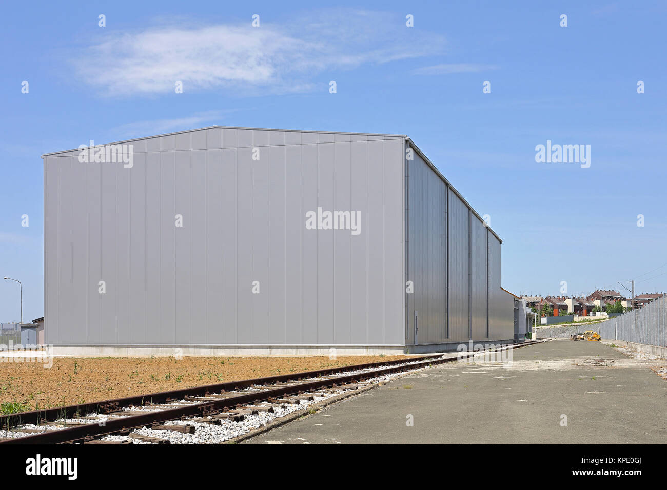 Industrial warehouse railroad tracks hi-res stock photography and ...