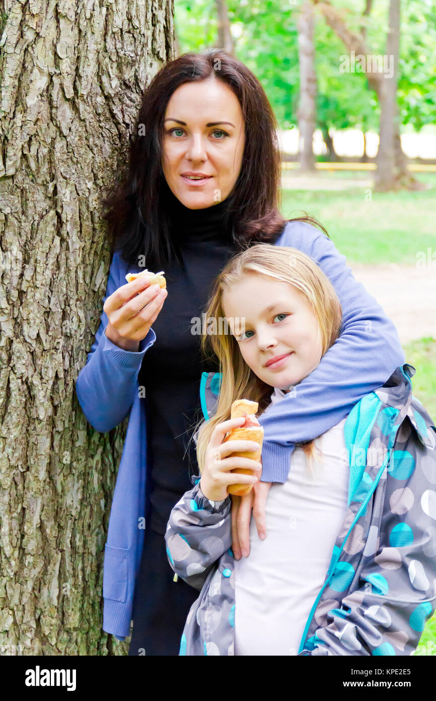 Mother and daughter eating Stock Photo - Alamy
