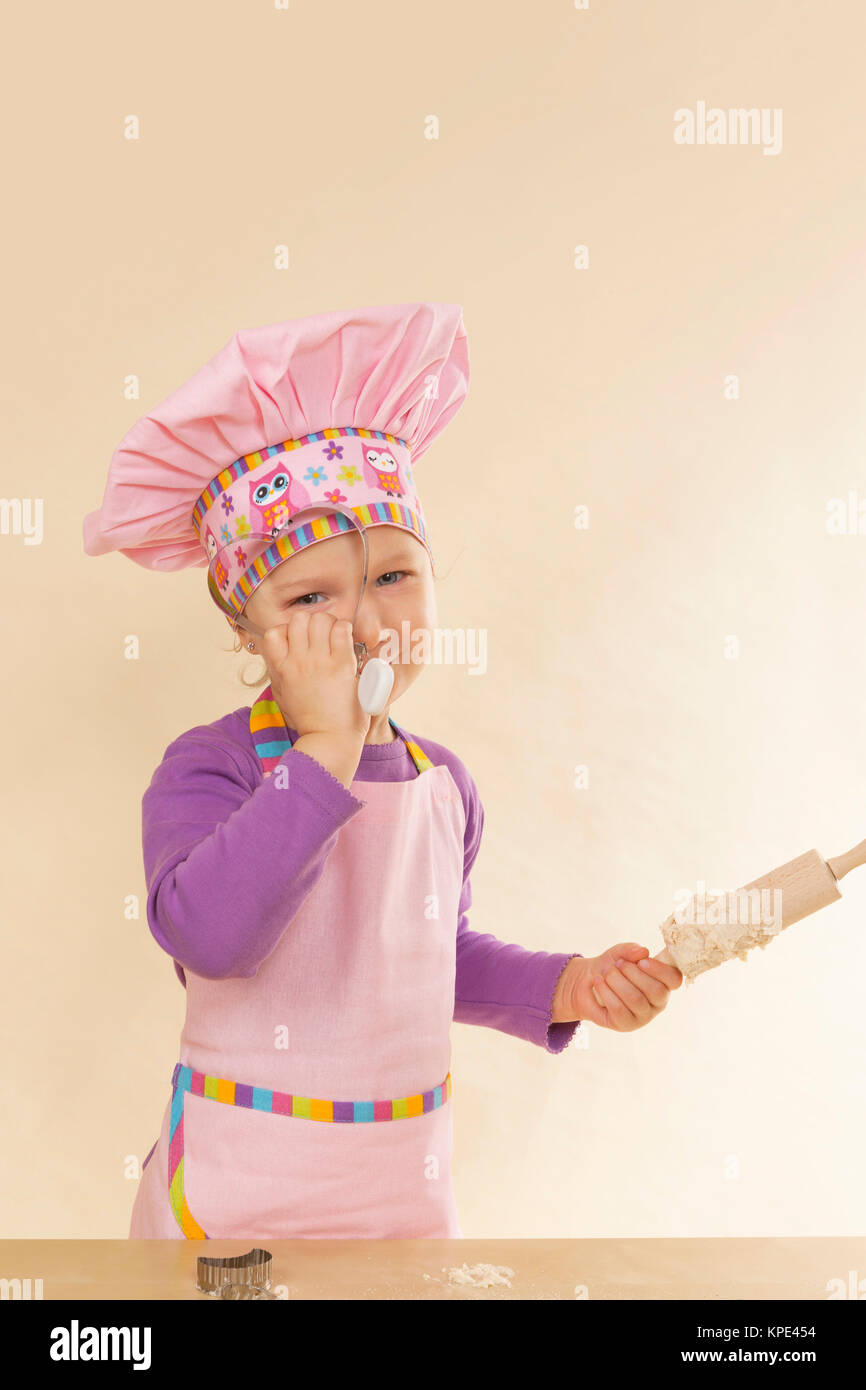 Cute little girl baking Stock Photo - Alamy