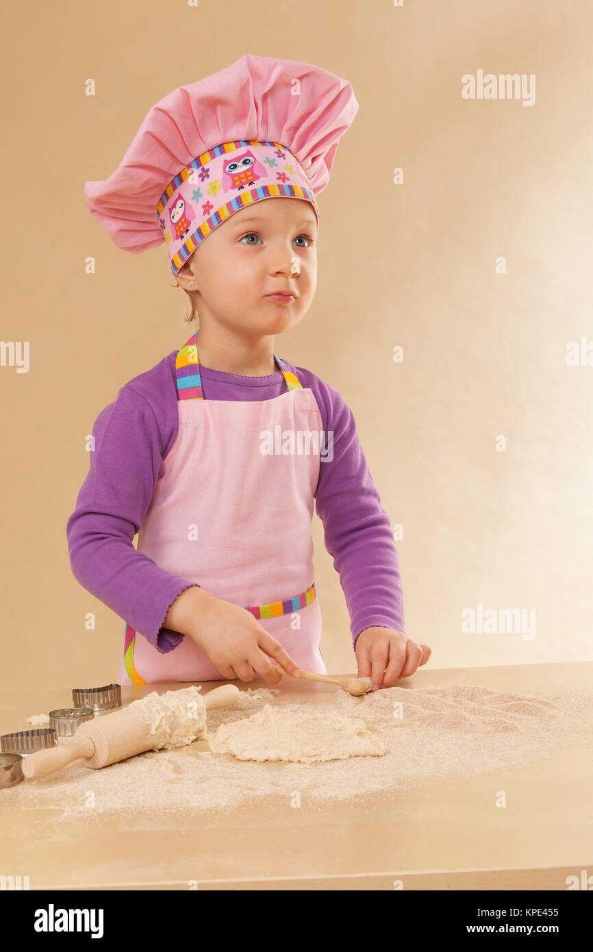 Cute little girl baking Stock Photo - Alamy