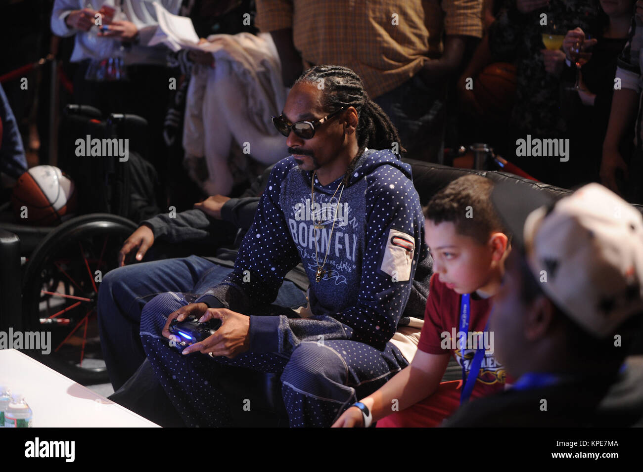 NEW YORK, NY - FEBRUARY 13: Rapper Snoop Dogg performs at the ...
