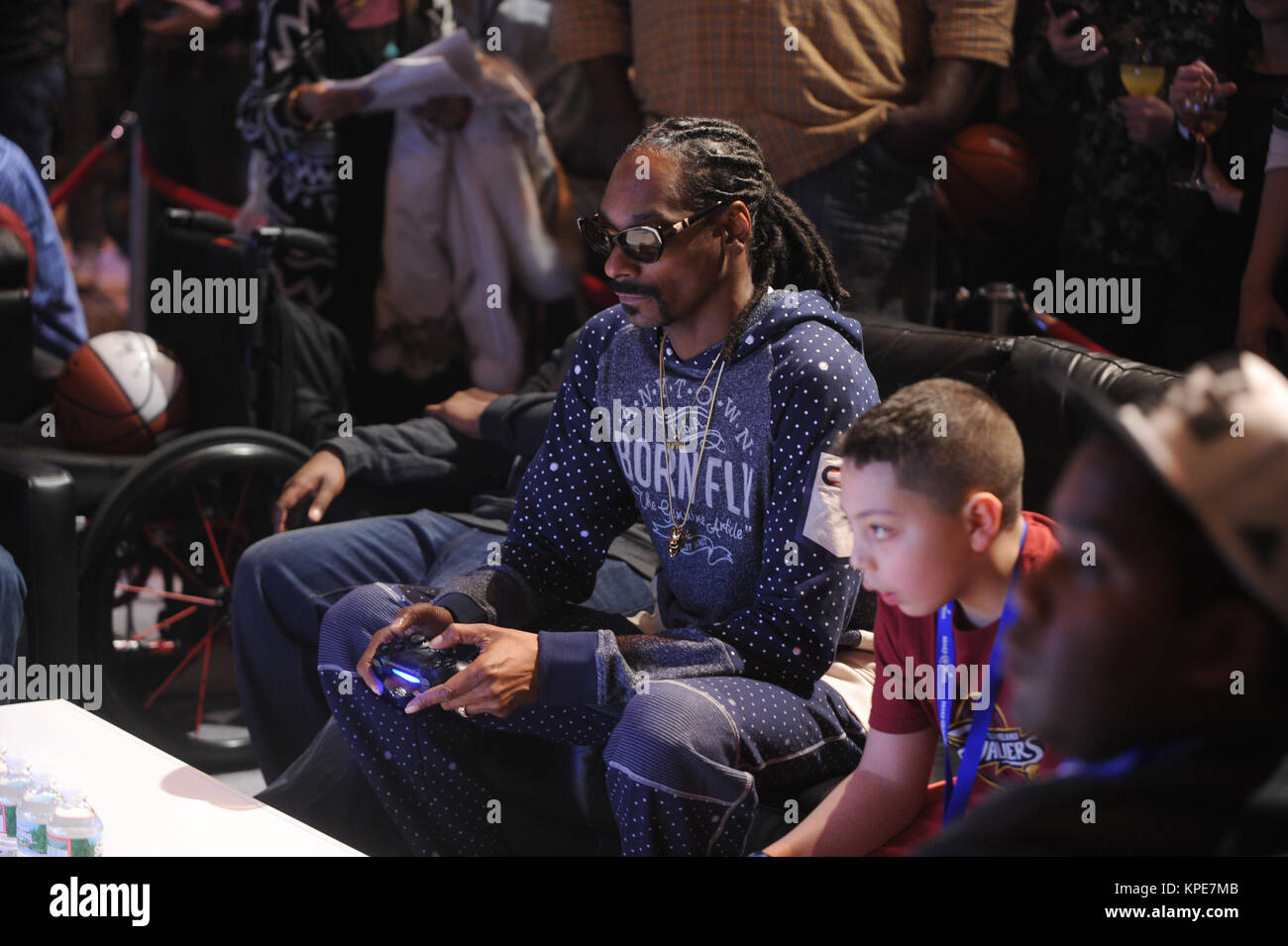 NEW YORK, NY - FEBRUARY 13: Rapper Snoop Dogg performs at the ...