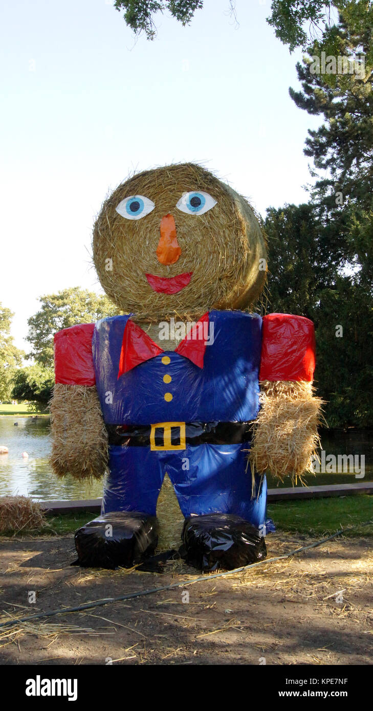 Straw figure hi-res stock photography and images - Alamy