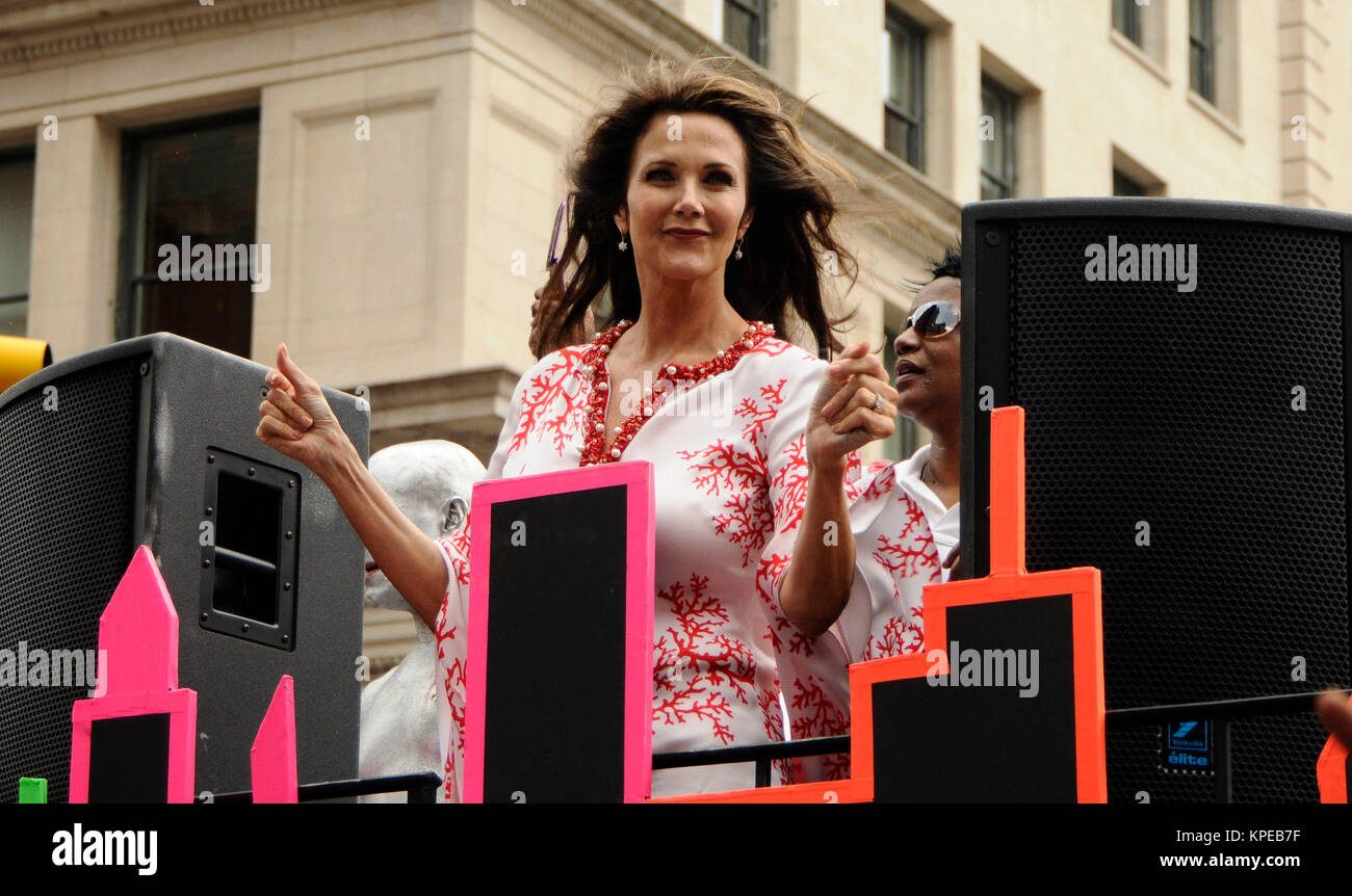 New York Ny June 26 Revelers And Andrew Cuomo Sandra Lee Celebrate