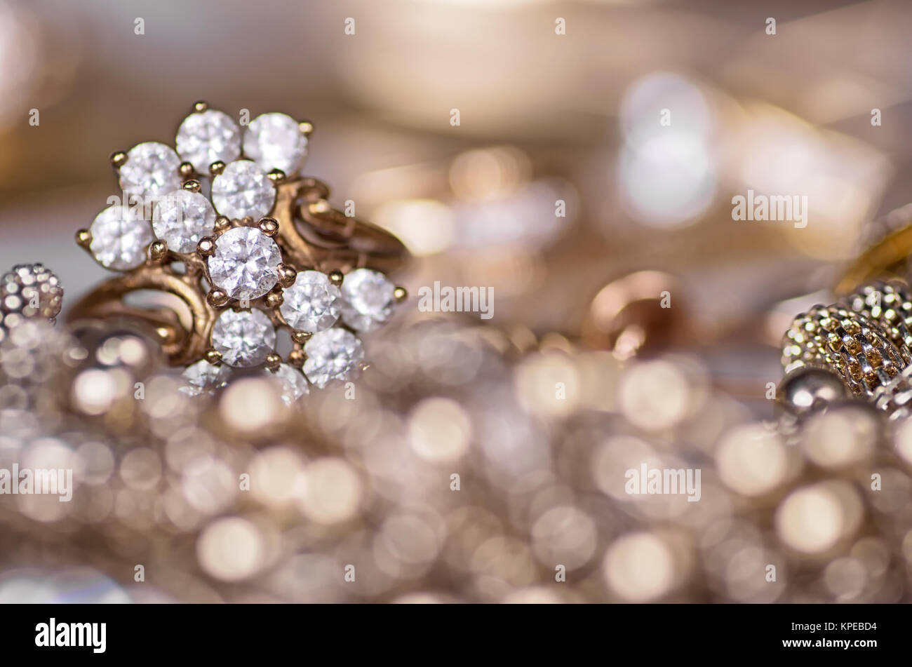 Gold Diamond Necklace High Resolution Stock Photography and Images - Alamy