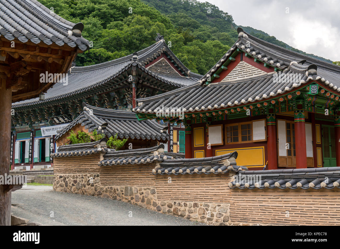 Traditional Korean temple road Stock Photo - Alamy