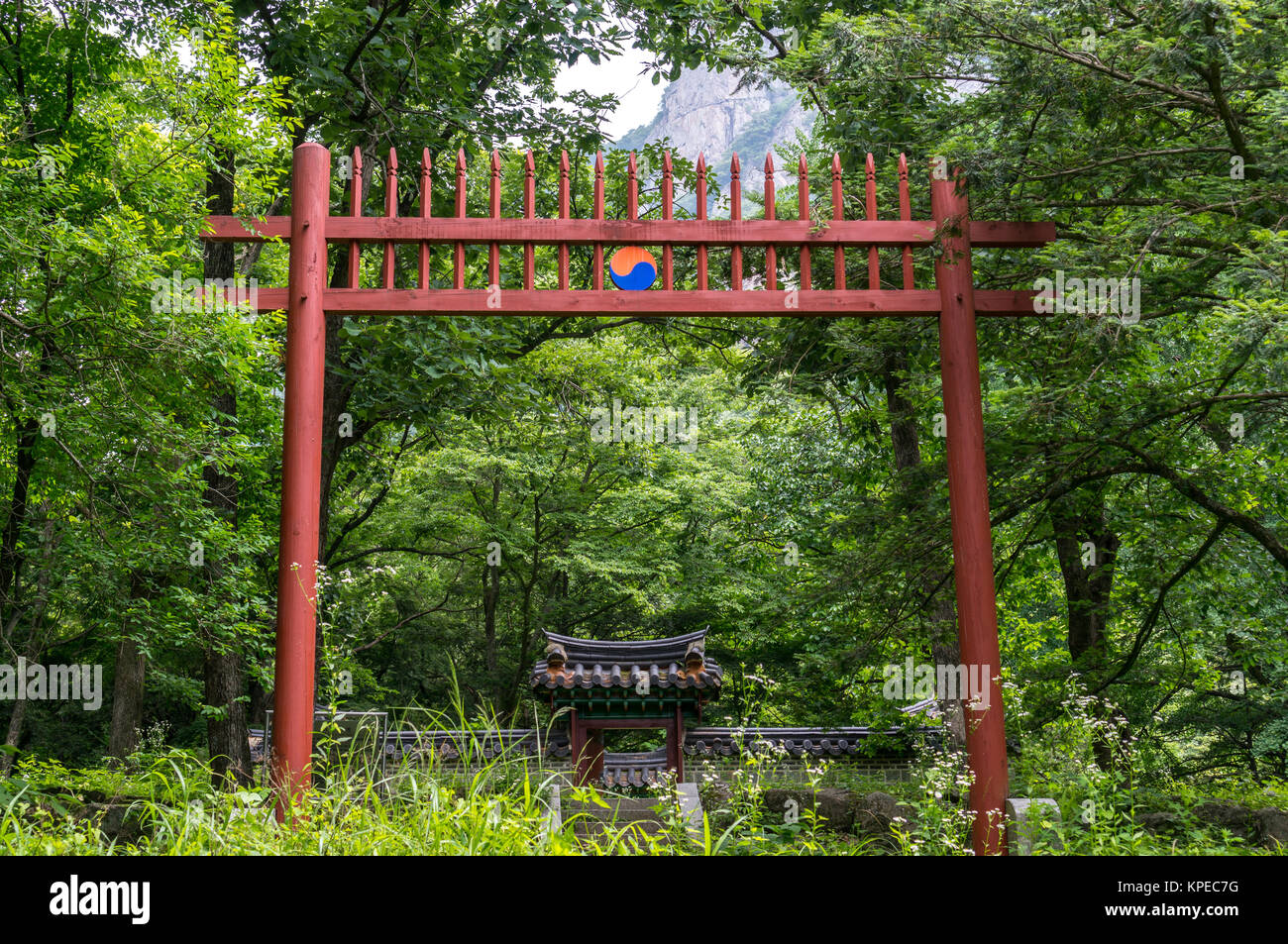 Korean gates hi-res stock photography and images - Alamy