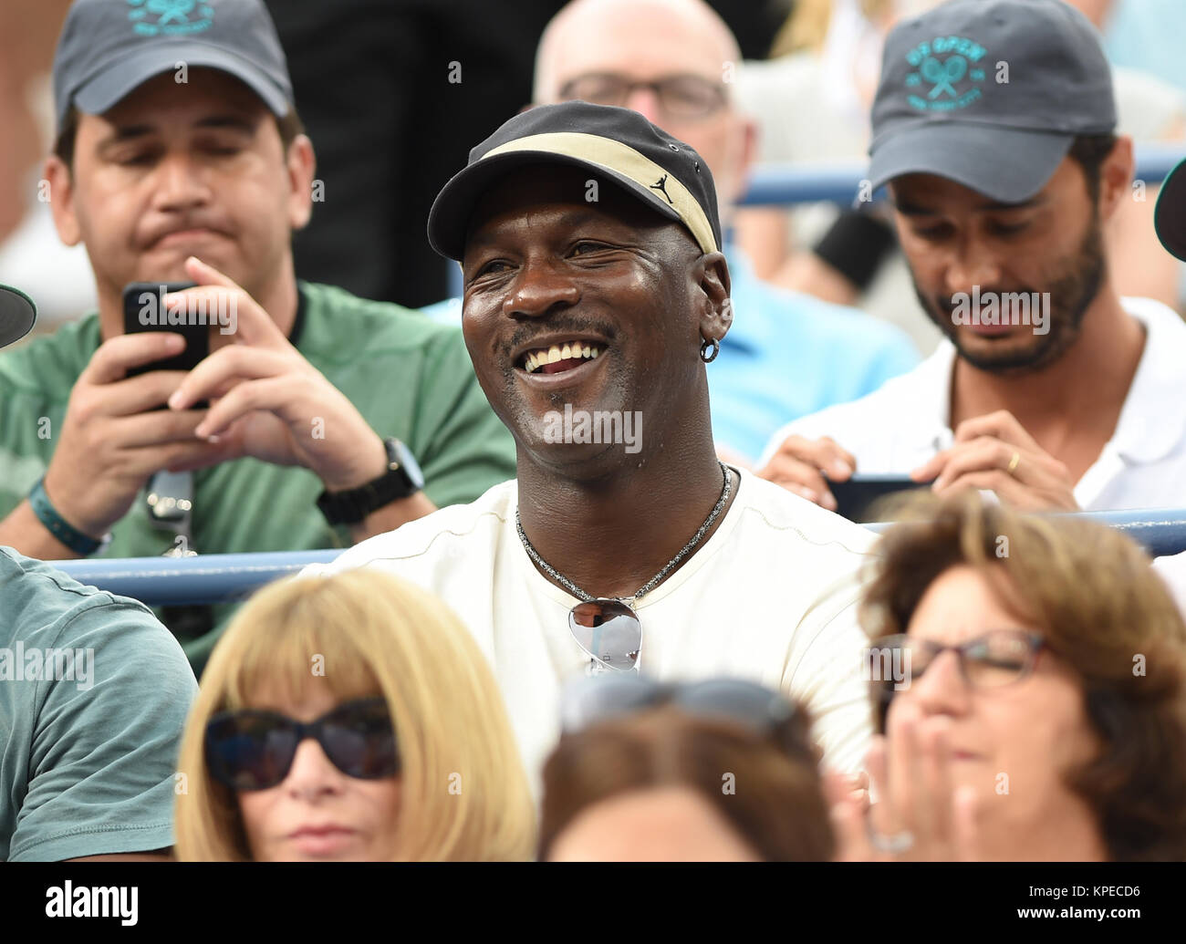 Michael jordan at the net hi-res stock photography and images - Alamy