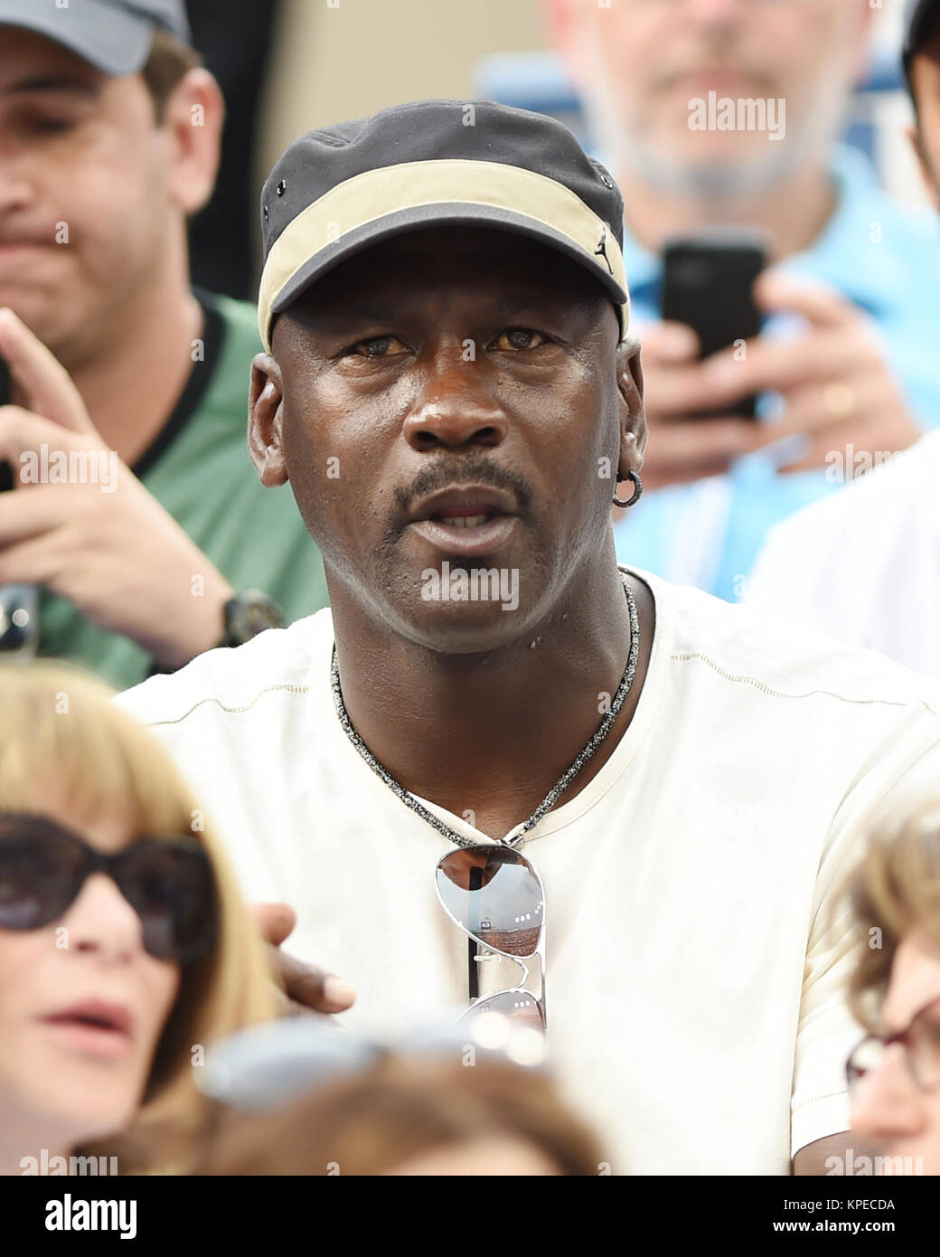 Michael jordan at the net hi-res stock photography and images - Alamy