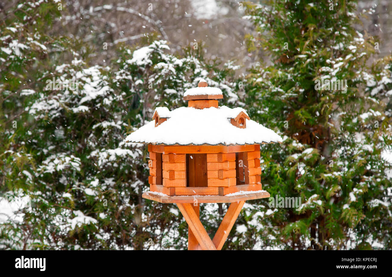 Vogelhäuschen winter hi-res stock photography and images - Alamy