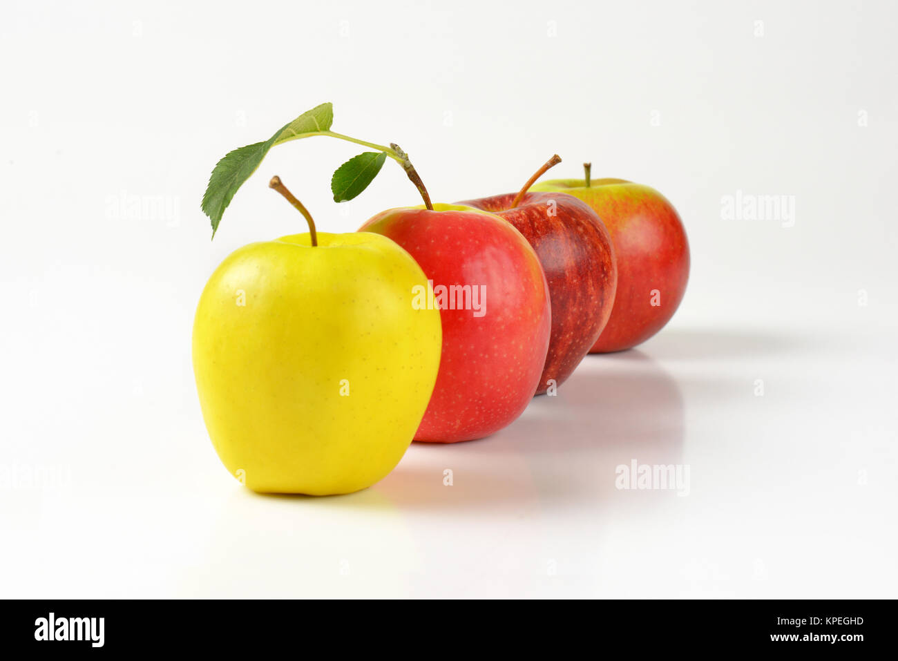 ripe apples in a row Stock Photo - Alamy