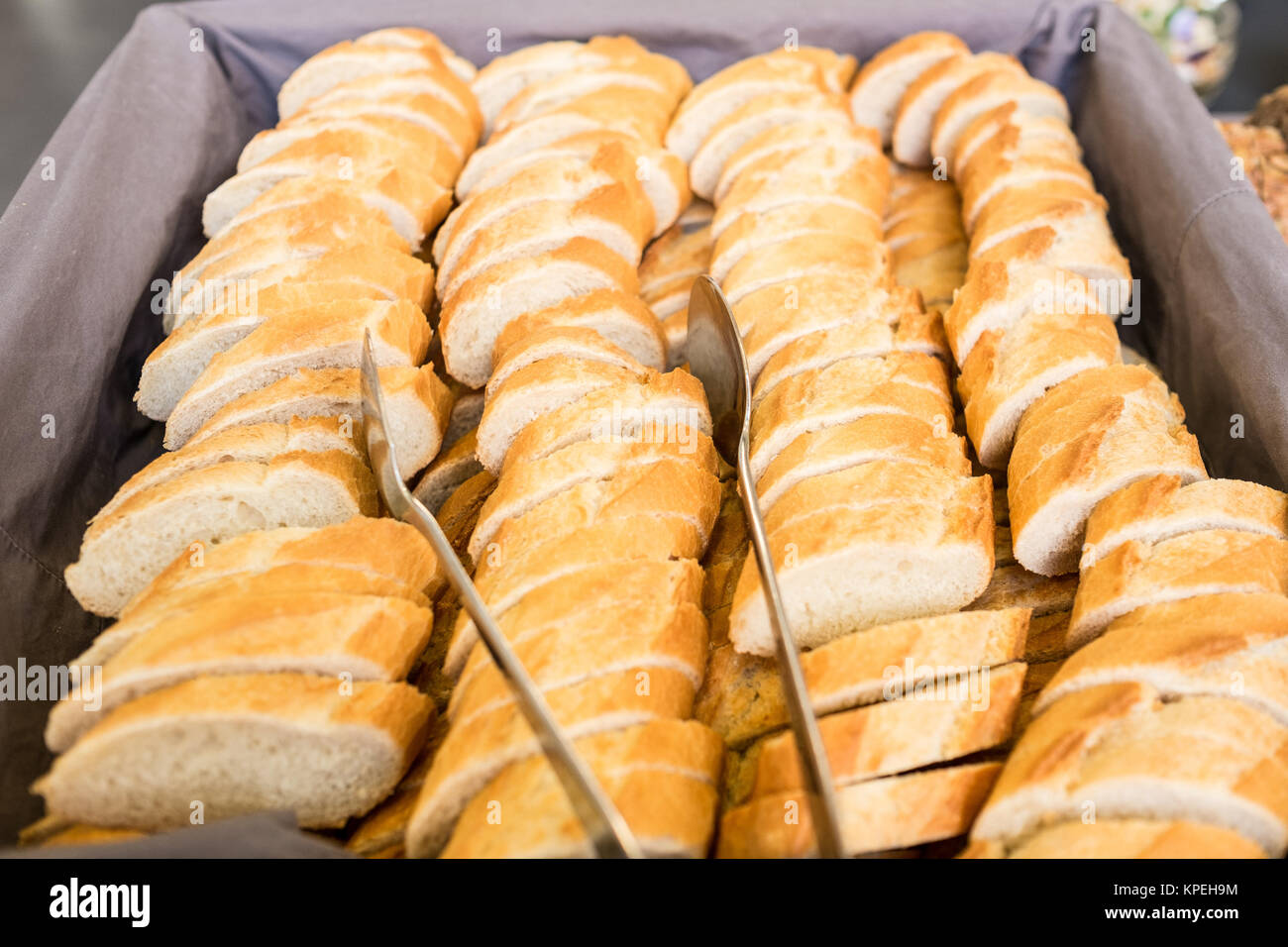 Scheiben Weißbrot mit einer Zange Stock Photo - Alamy