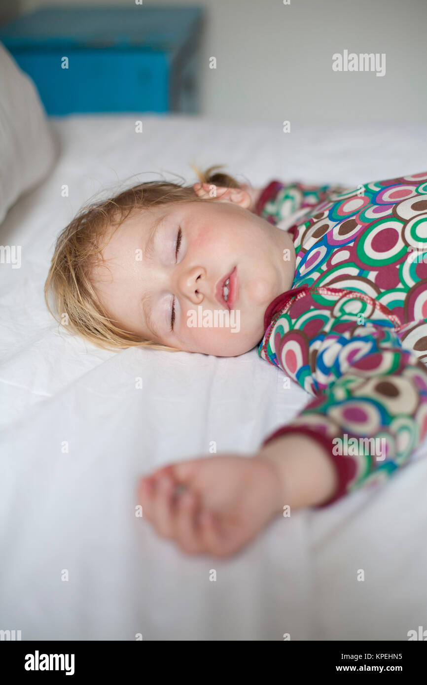 Kid eye sleep hi-res stock photography and images - Alamy