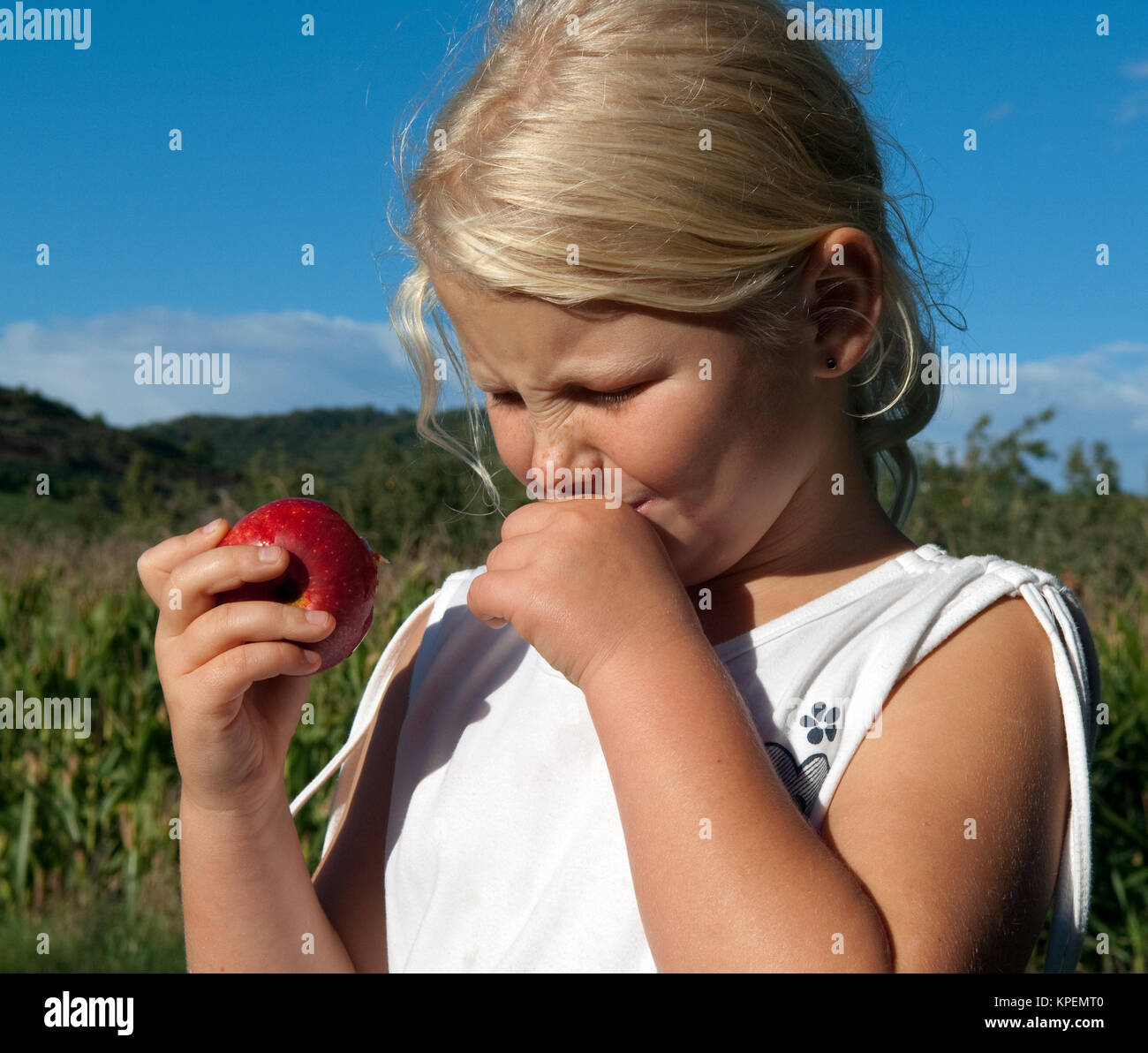 Maedchen apfel hi-res stock photography and images - Alamy