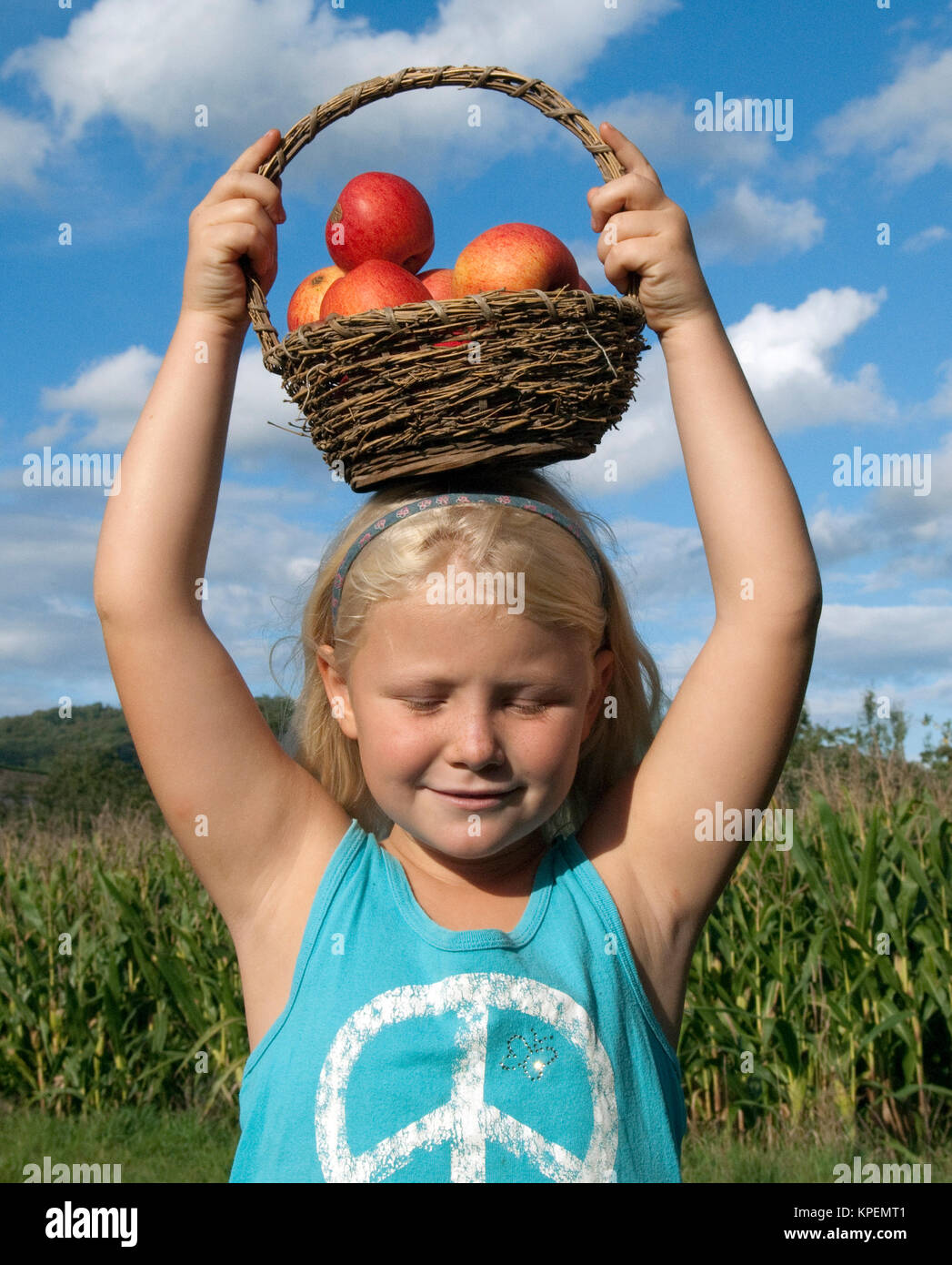 Maedchen apfel hi-res stock photography and images - Alamy