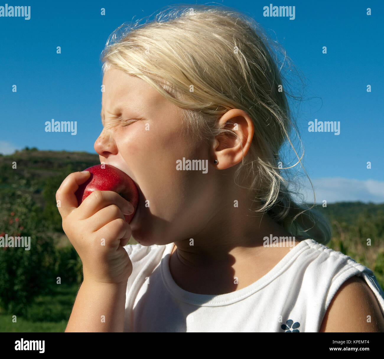 Maedchen apfel hi-res stock photography and images - Alamy