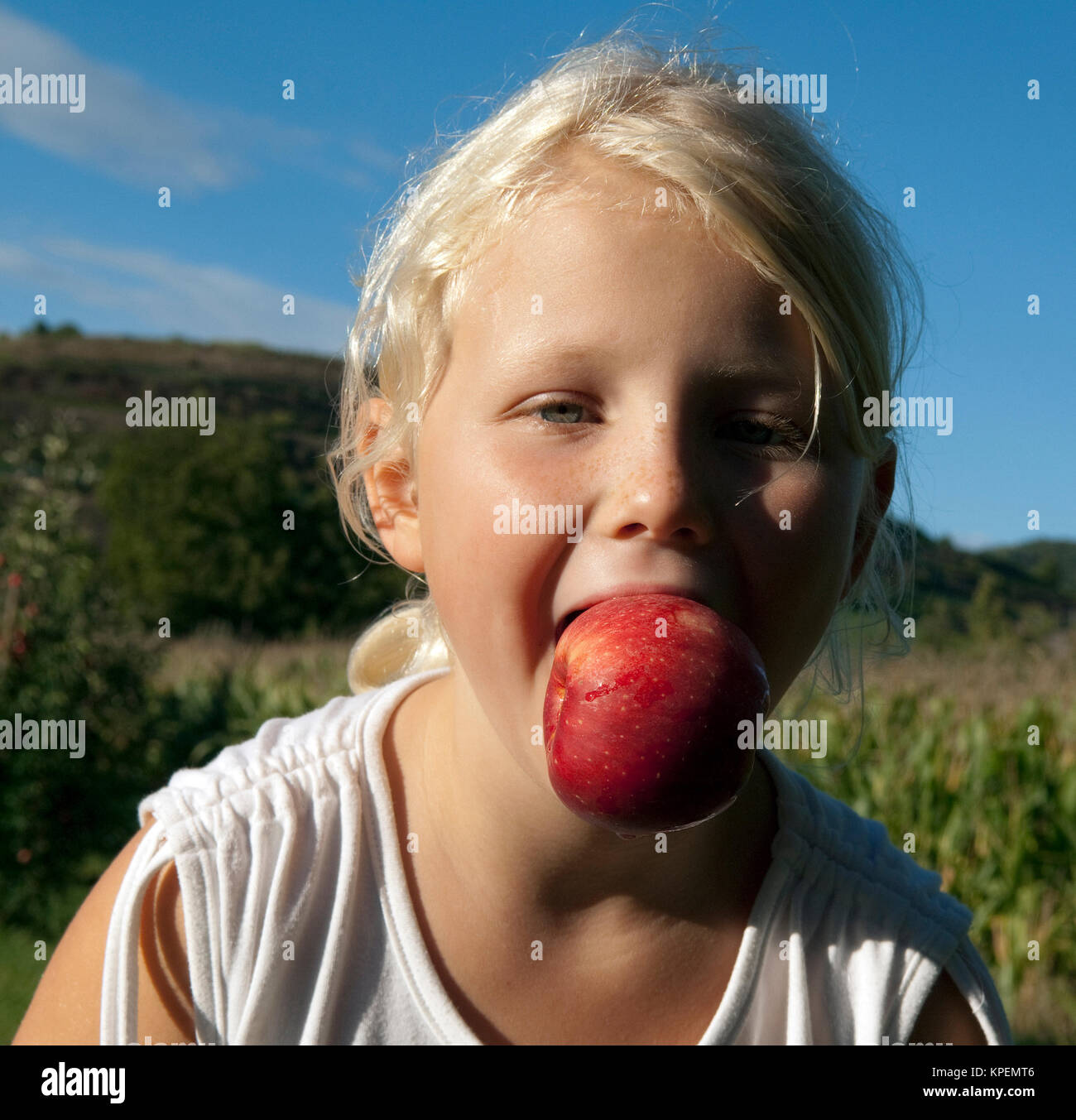 Maedchen apfel hi-res stock photography and images - Alamy