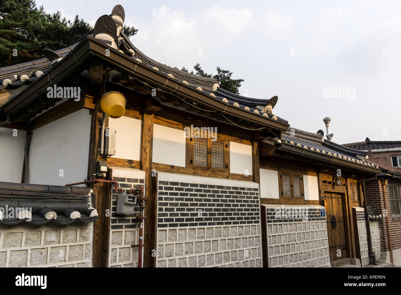 Traditional korean house front gate Stock Photo - Alamy