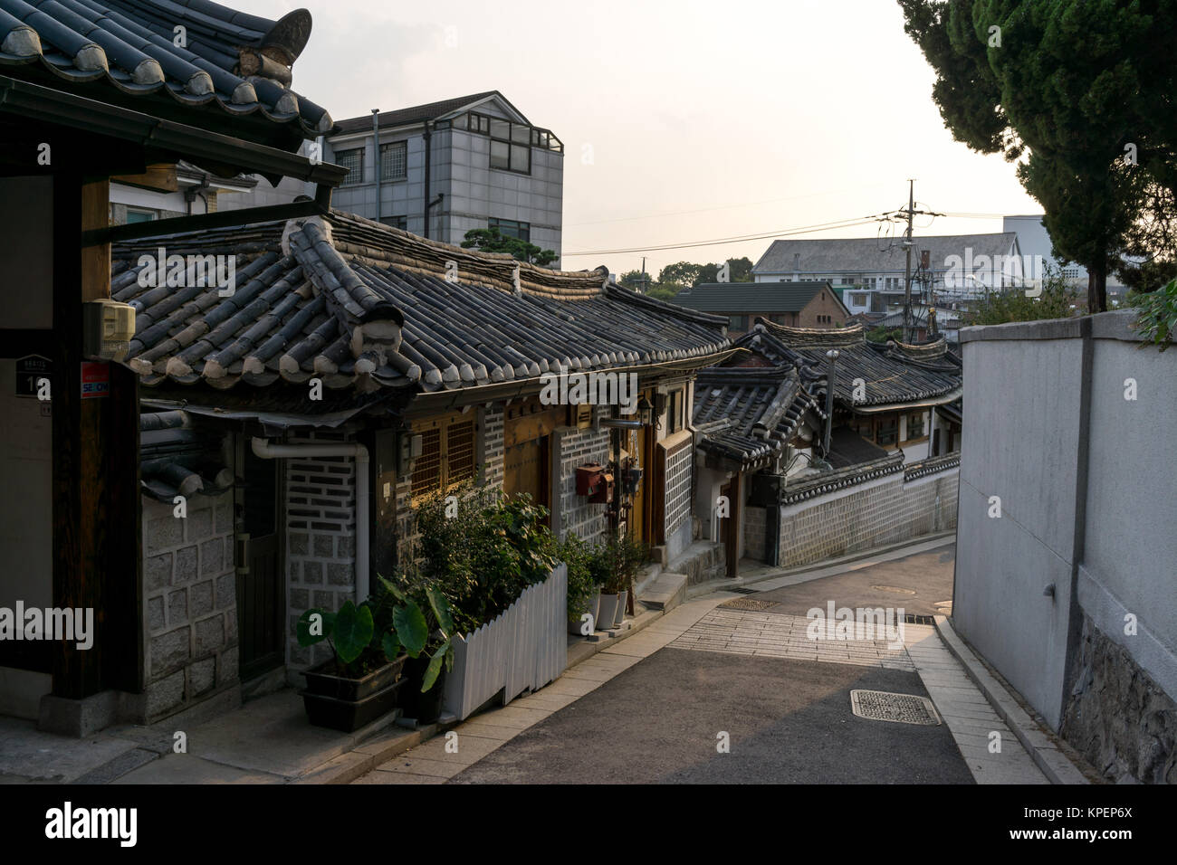Famous landmark bukchon hanok hi-res stock photography and images - Alamy