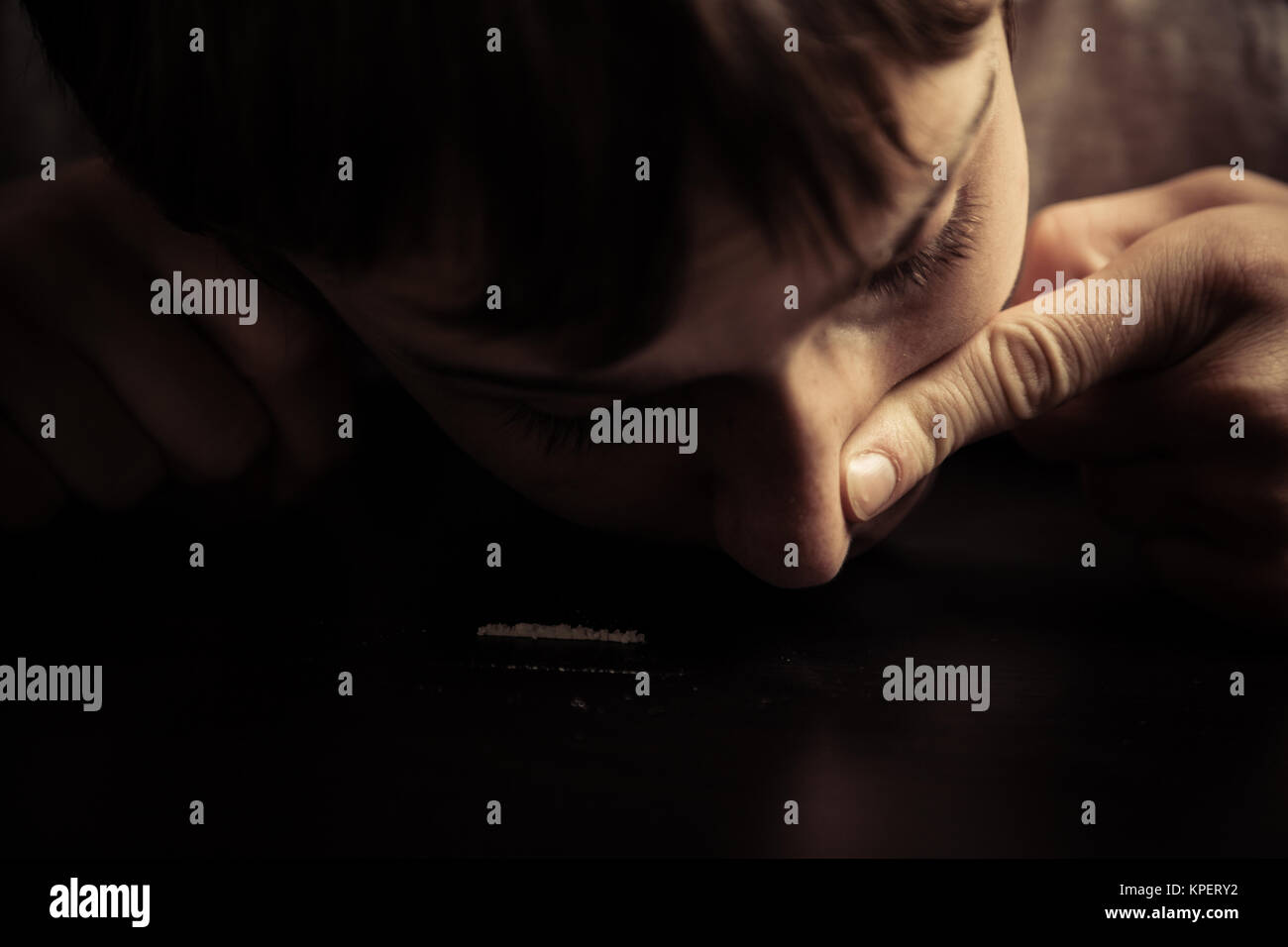 Teen snorting cocaine on table Stock Photo - Alamy