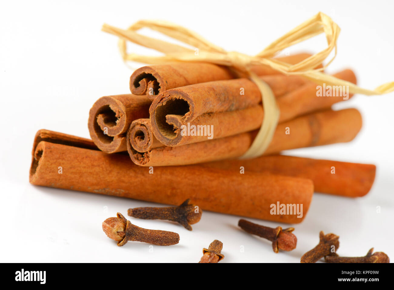 cinnamon and cloves Stock Photo - Alamy
