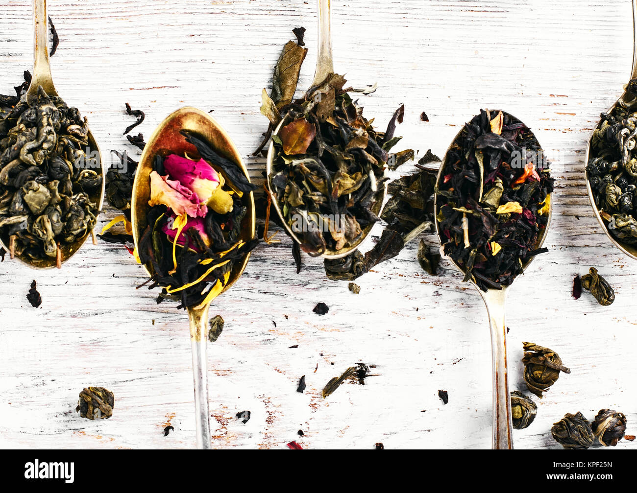 Leaf tea of different varieties in spoons.Top view Stock Photo - Alamy
