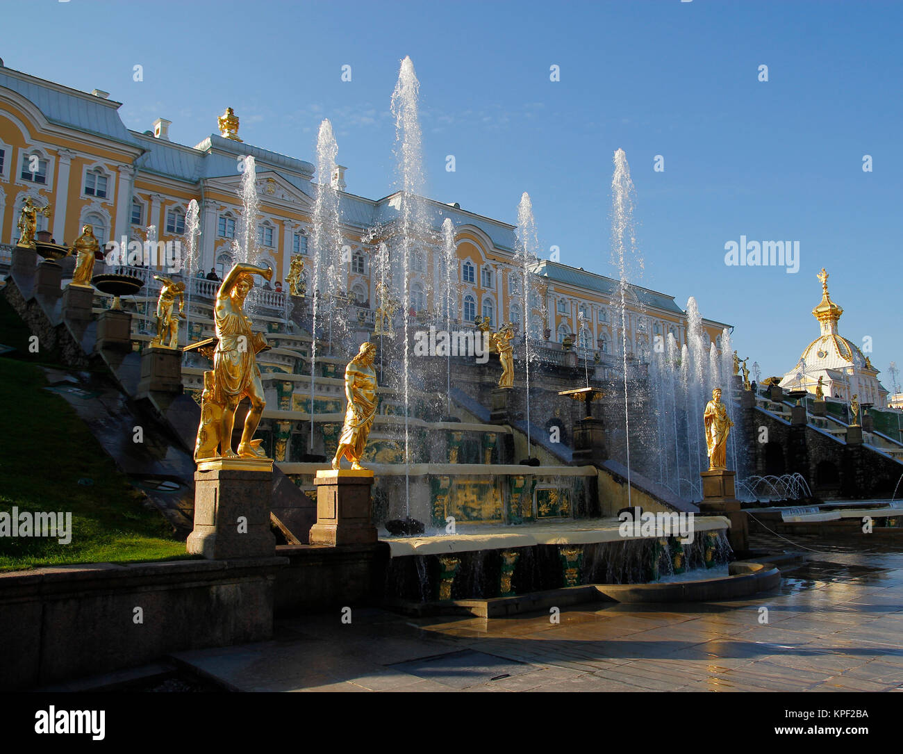 Grand Cascade Fountains At Peterhof Palace, St. Petersburg Stock Photo ...