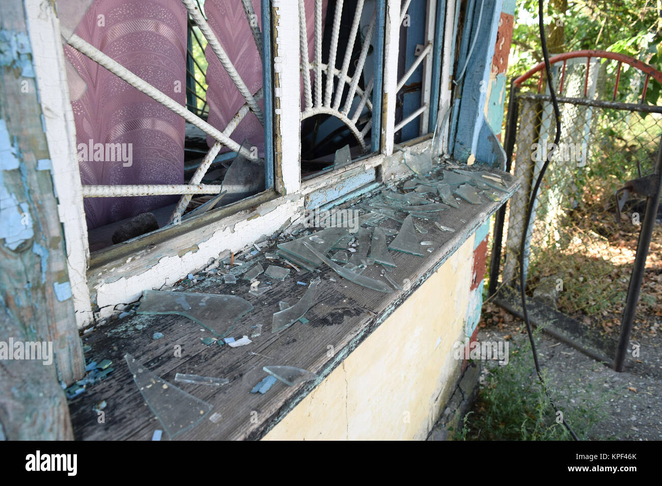 Large smashed window hi-res stock photography and images - Alamy