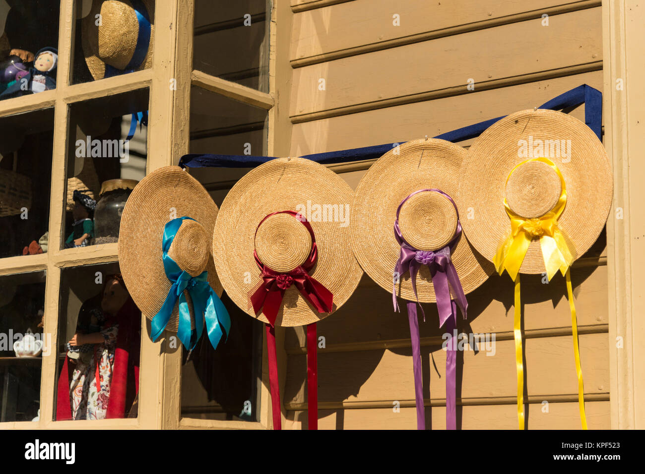 Colonial style hats on display along Duke of Gloucester Street Stock ...