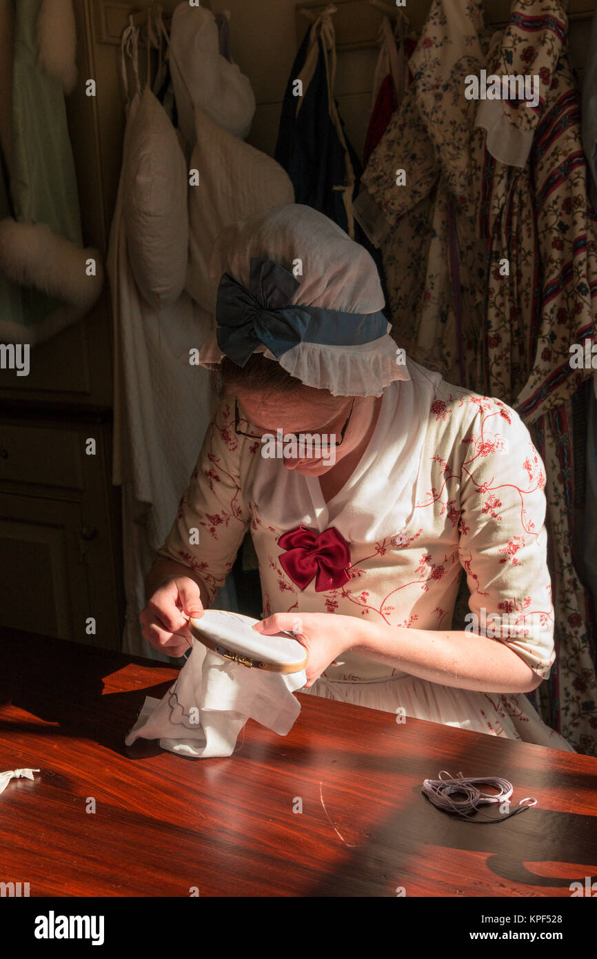 Colonial Williamsburg costumed interpreter Stock Photo - Alamy