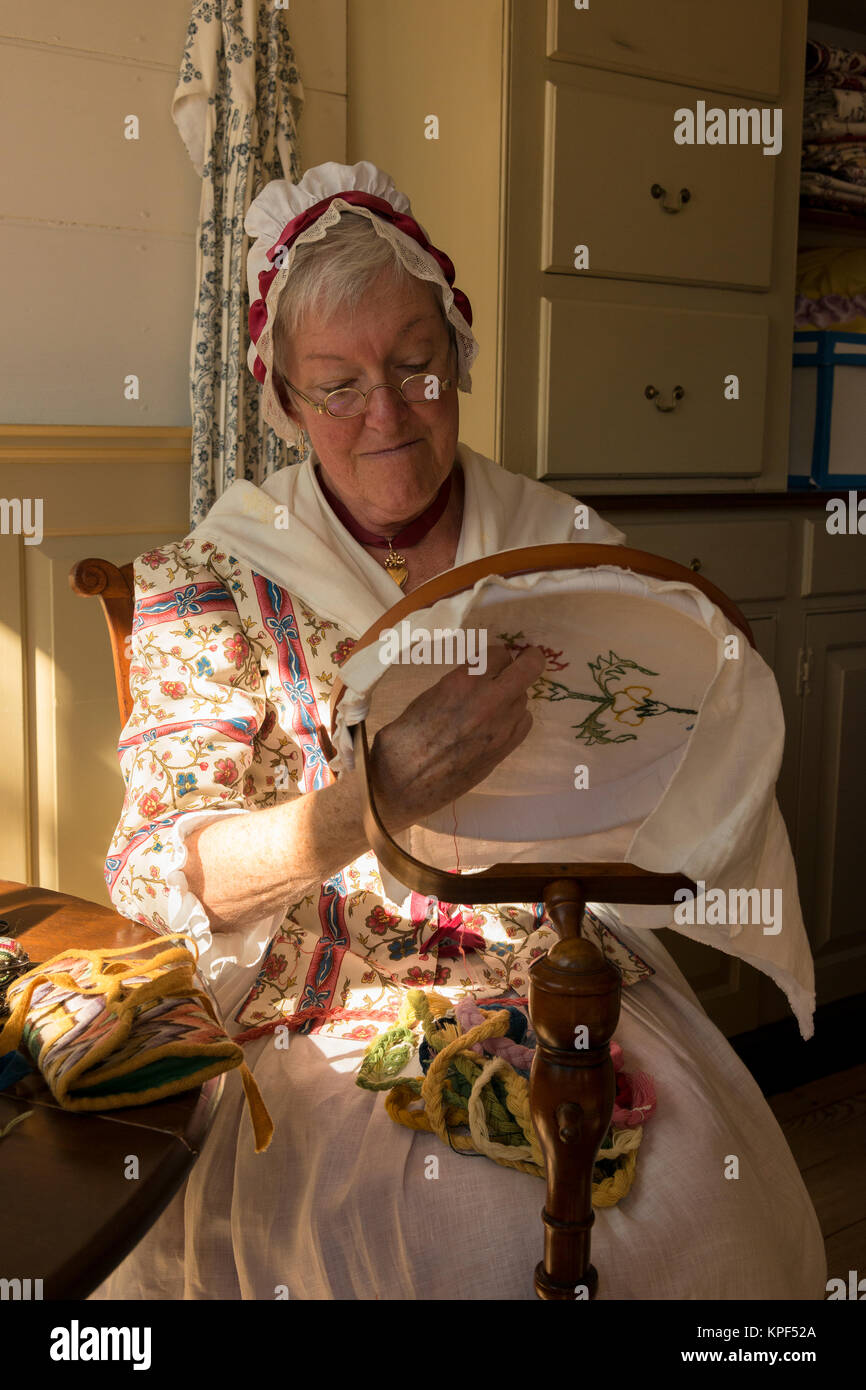 Colonial Williamsburg costumed interpreter Stock Photo - Alamy