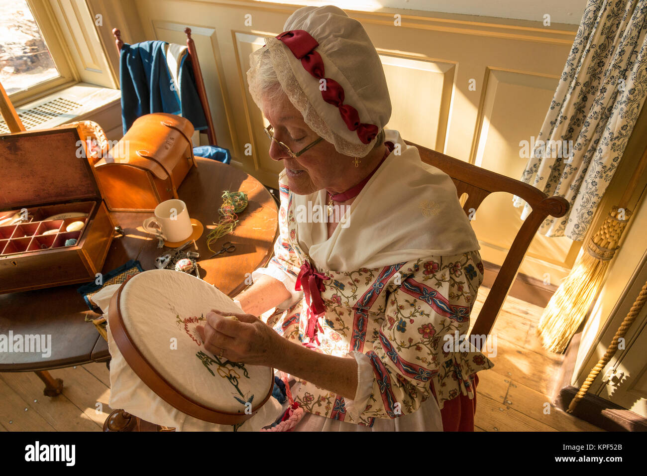 Colonial Williamsburg costumed interpreter Stock Photo - Alamy