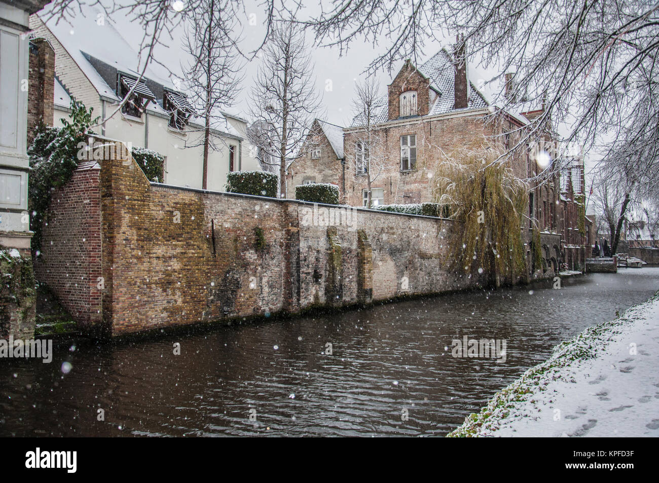Brugge with snow hi-res stock photography and images - Alamy