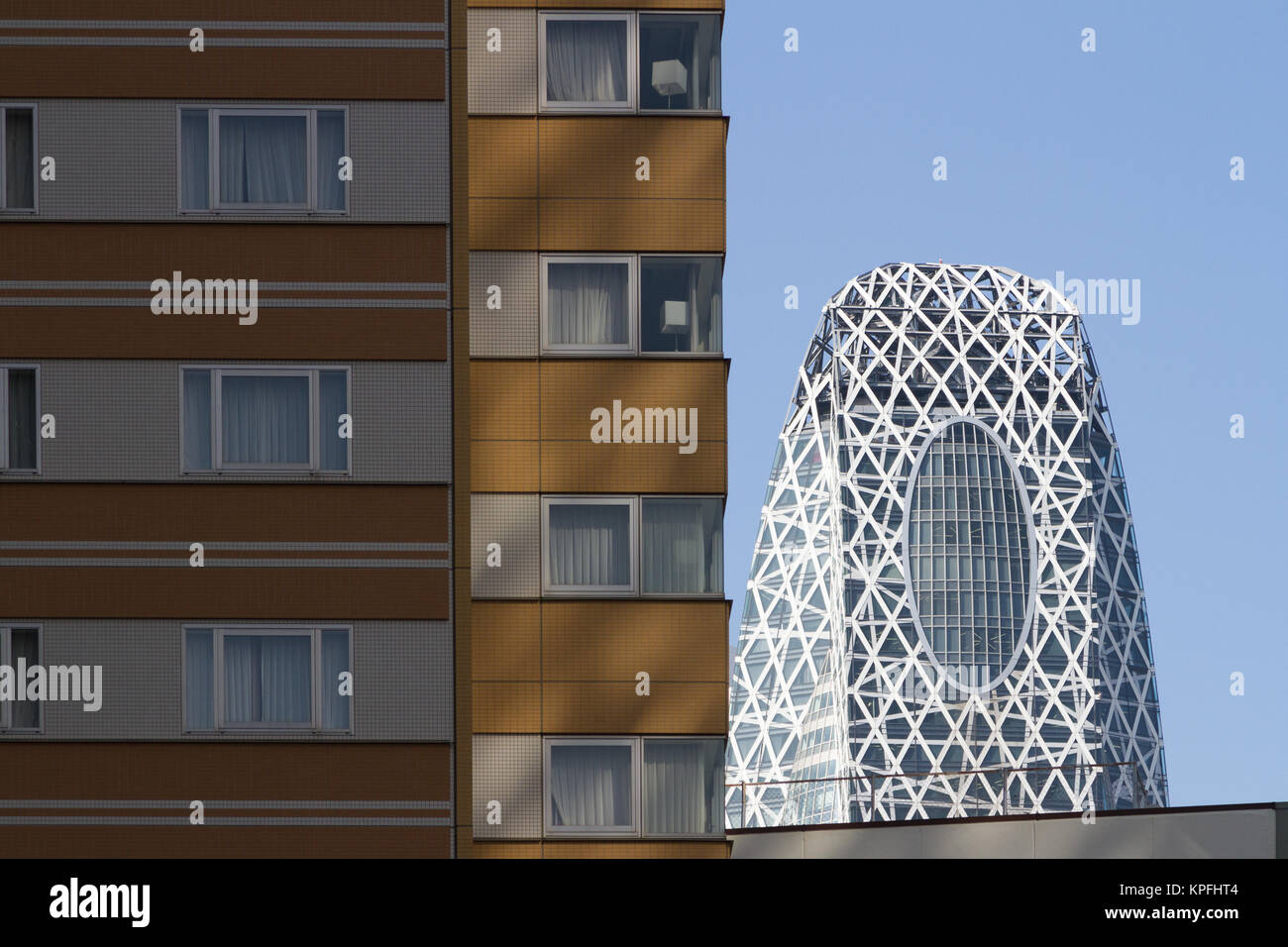 Cocoon Tower seen behind a hotel in Shinjuku, Tokyo, Japan Stock Photo ...