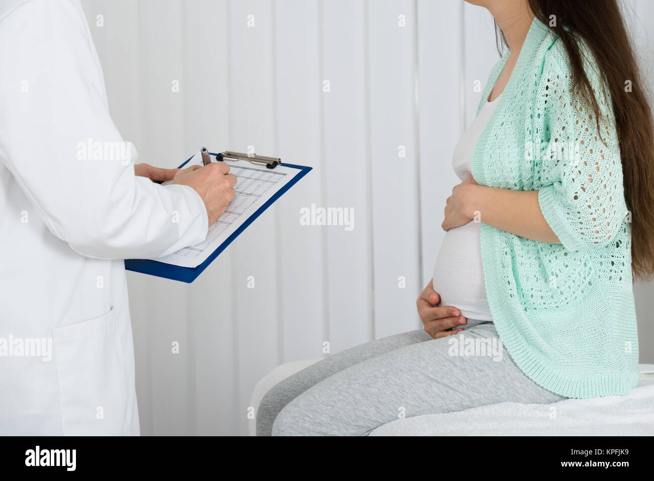 Doctor giving patient note hi-res stock photography and images - Alamy