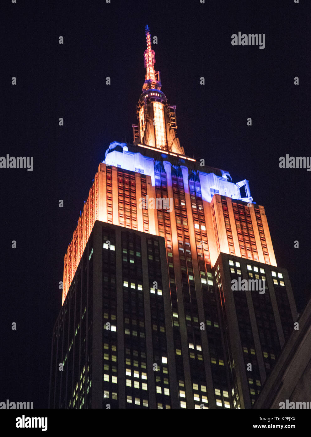 Lit up empire state building hi-res stock photography and images - Alamy