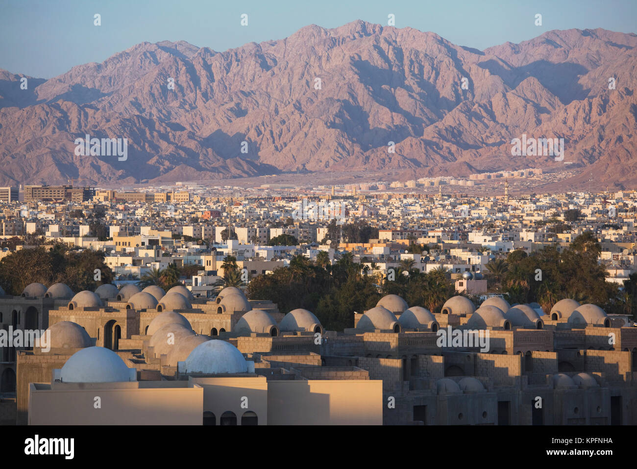 The jordanian port city of aqaba to the east hi-res stock photography ...