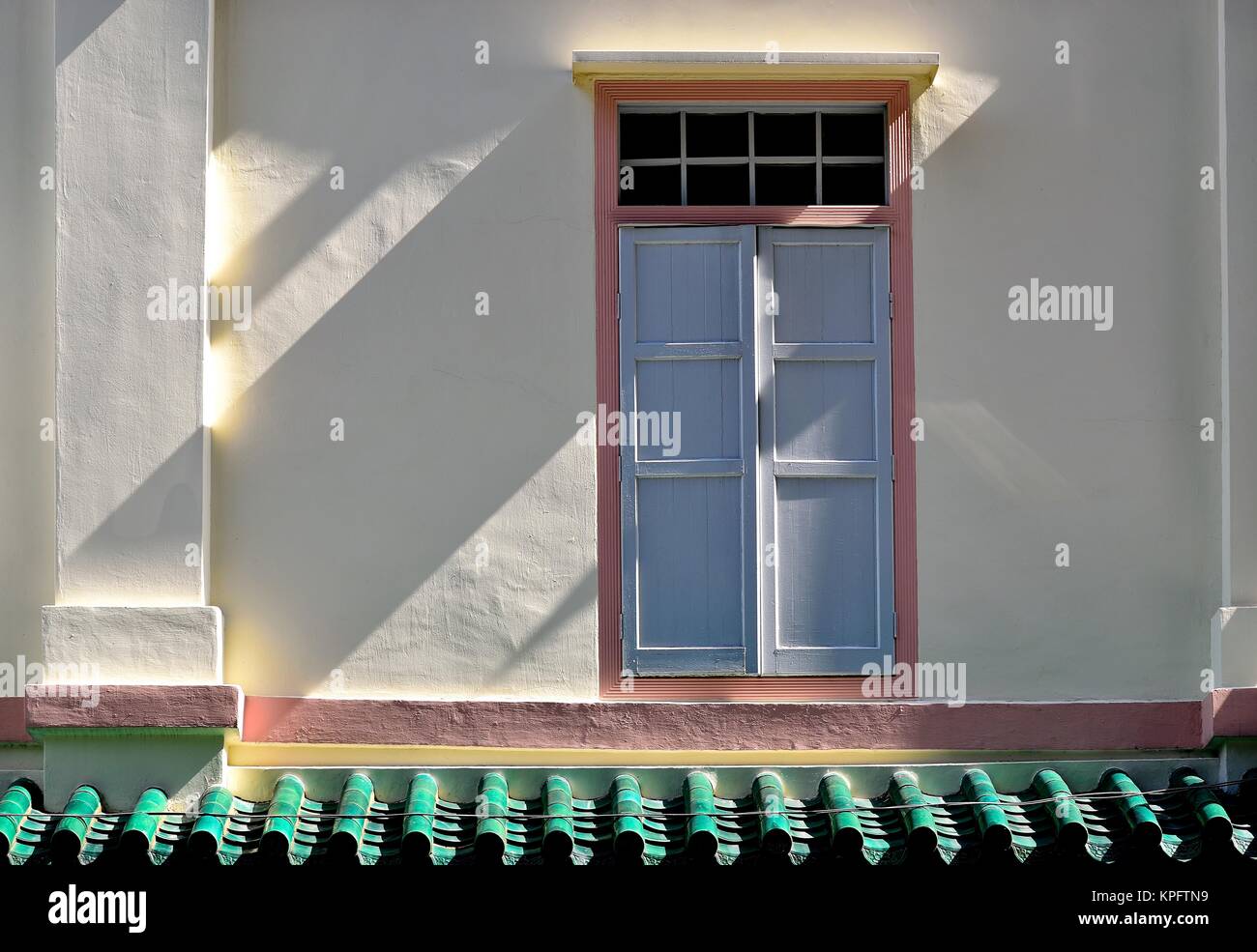 Old shop shutters hi-res stock photography and images - Alamy
