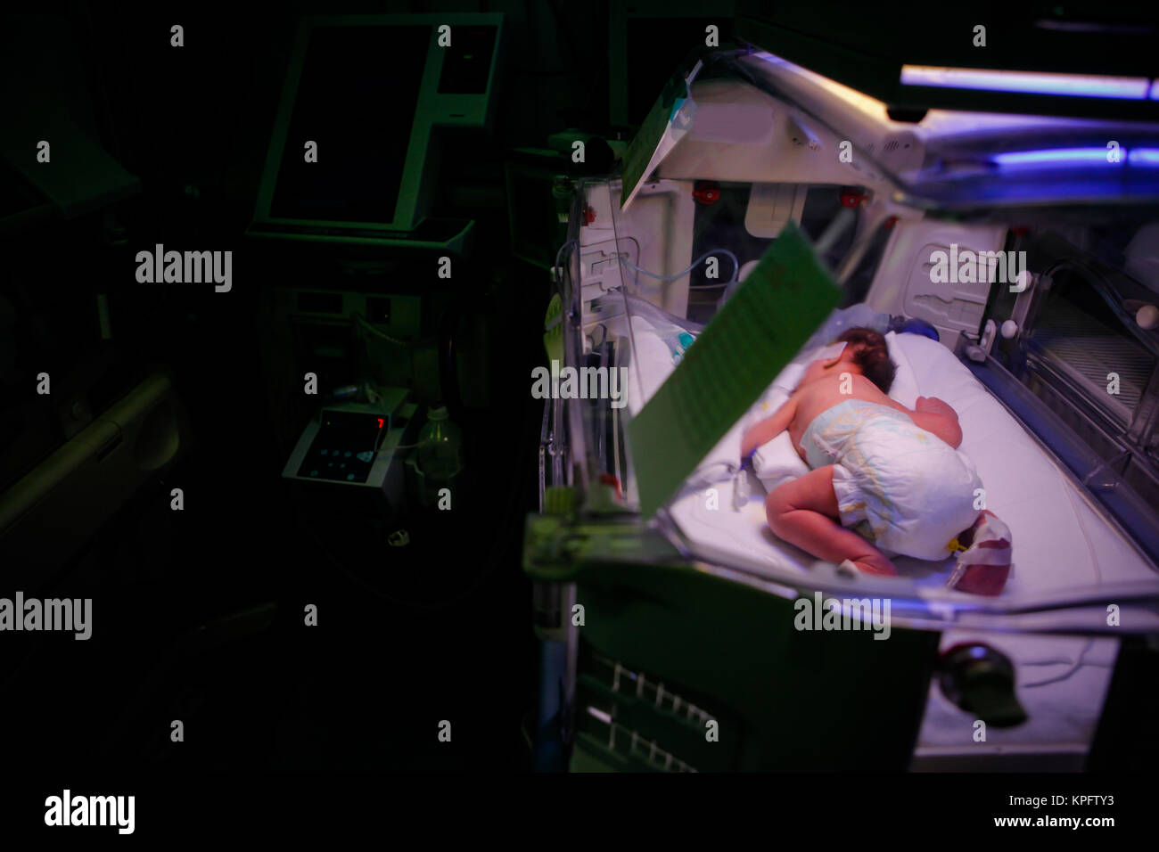 New born baby hospital incubator hi-res stock photography and images ...