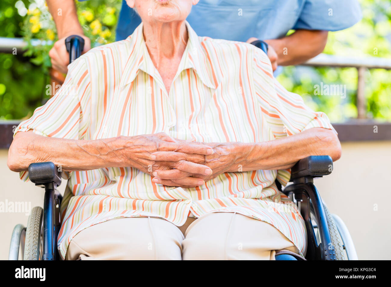 the elderly is talking to the elderly at home Stock Photo - Alamy
