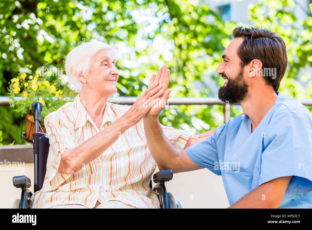 the elderly is talking to the elderly at home Stock Photo - Alamy