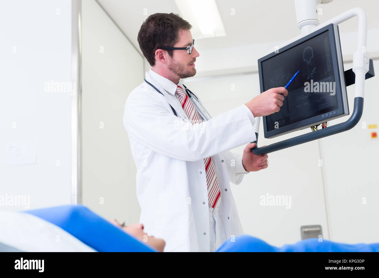 doctor examines patient mrt scan on screen Stock Photo - Alamy
