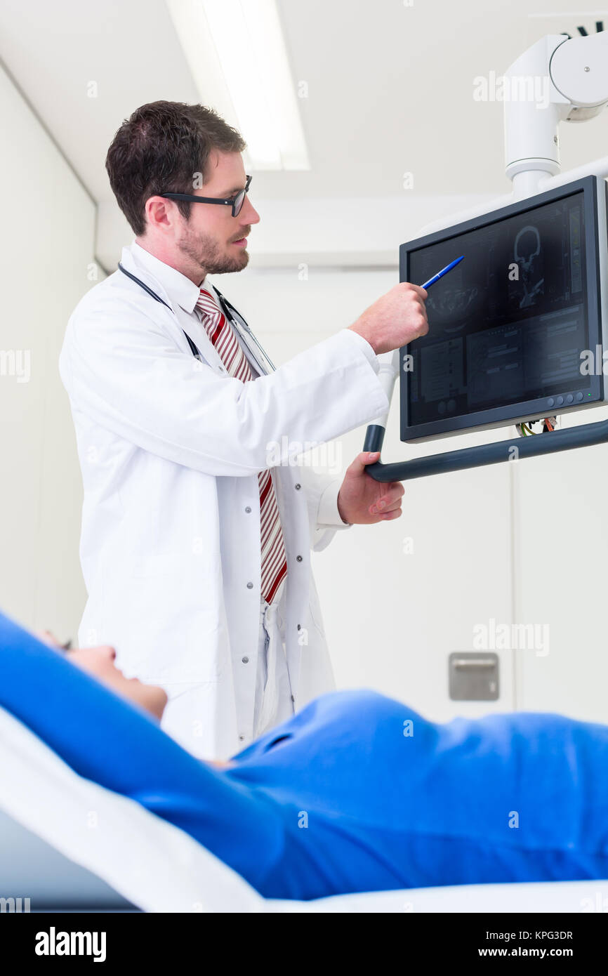 doctor examines patient mrt scan on screen Stock Photo - Alamy