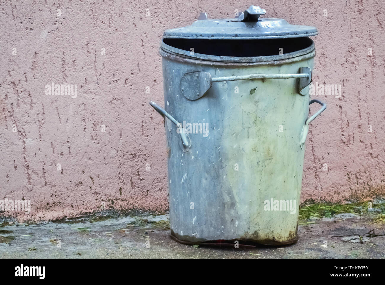 Old fashioned metal dustbin hi-res stock photography and images - Alamy