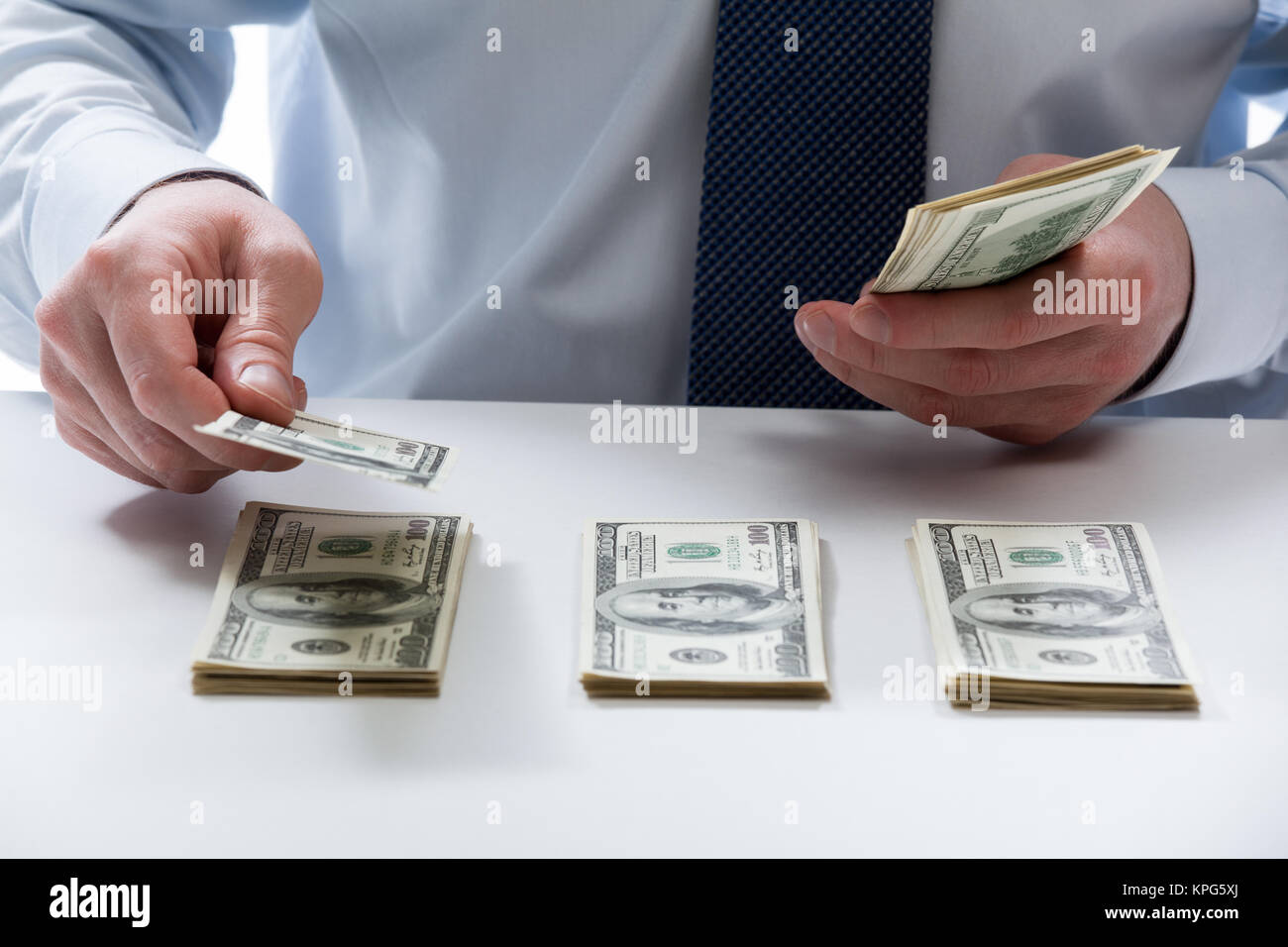 Bank teller counting money hi-res stock photography and images - Alamy