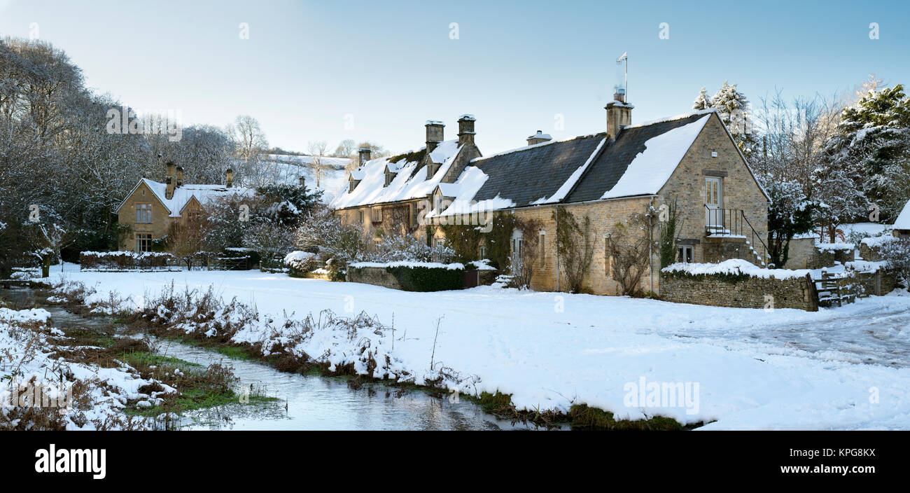 Upper Slaughter farmhouse in the snow in December. Upper Slaughter ...