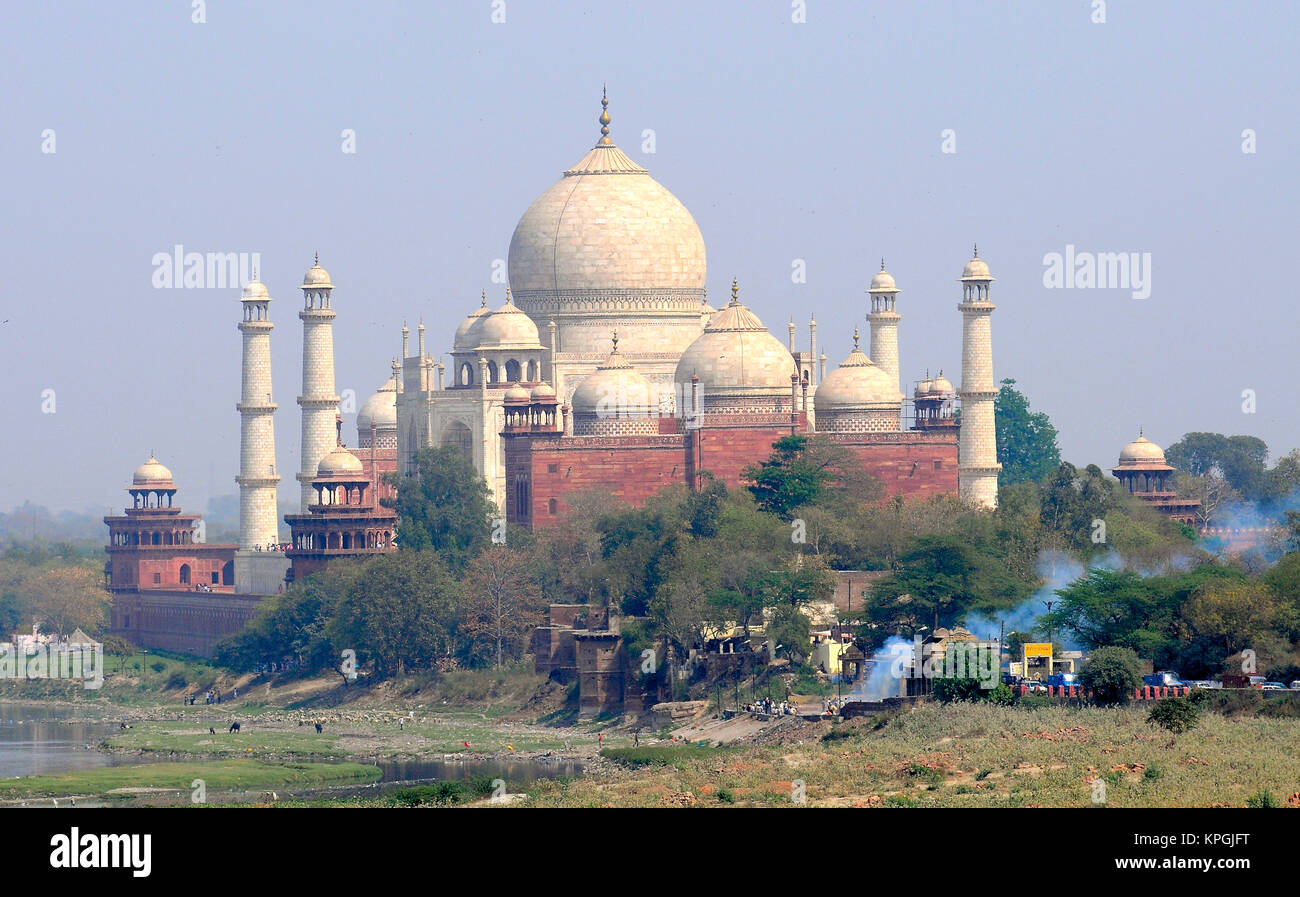 The taj mahal from the red fort seen hi-res stock photography and ...