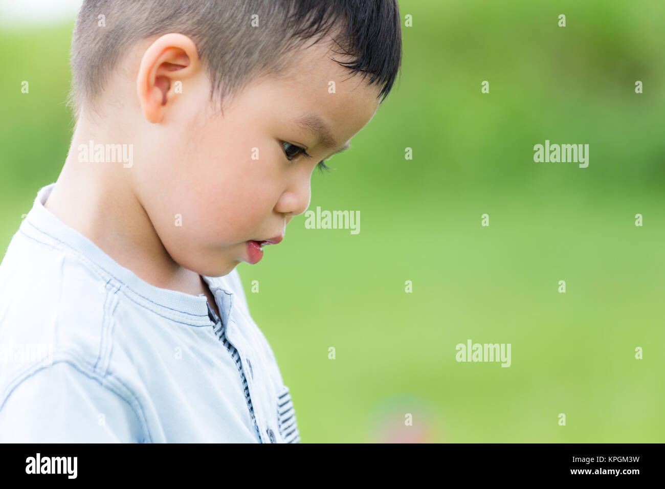 Little boy looking down Stock Photo - Alamy