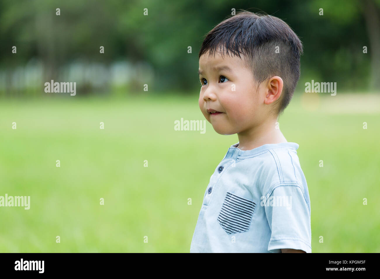 Small kid looking up Stock Photo - Alamy